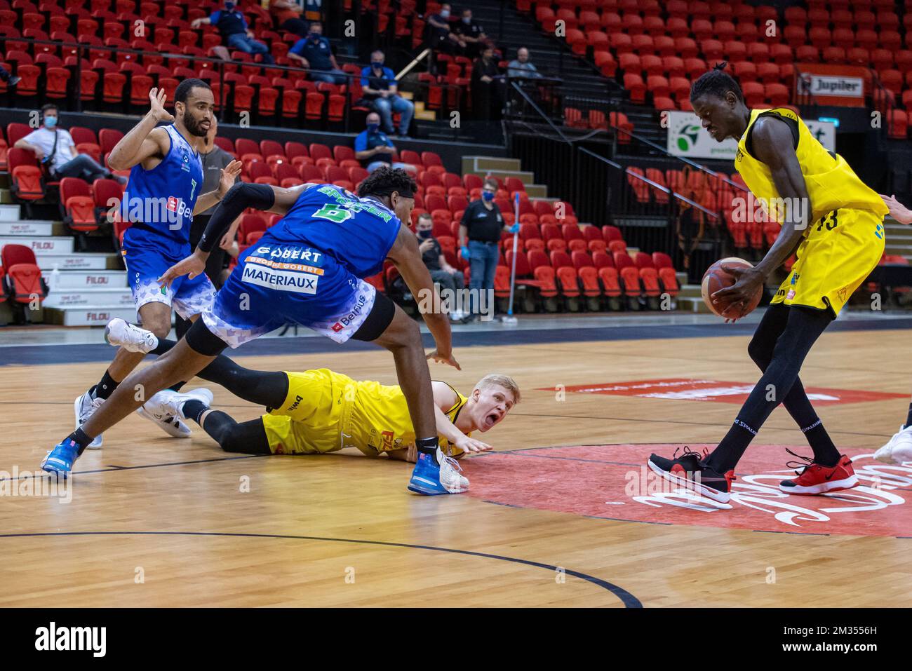 Mons' Skylar Spencer, Oostende's Keye van der Vurst de Vries and ...
