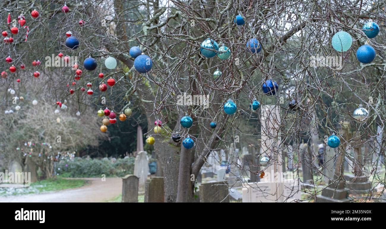 Christmas decorations in Southampton Old Cemetery, Southampton ...