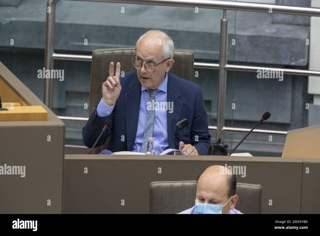 Department Environment secretary-general Peter Cabus takes the oath ...
