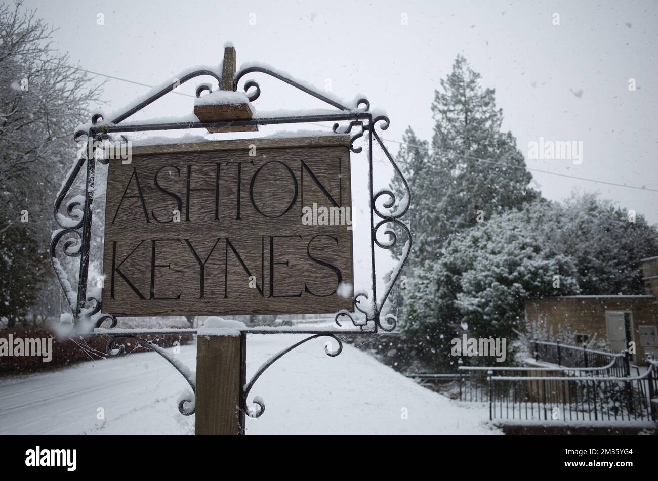 Ashton Keynes, first village on the Thames Path in the snow Stock Photo ...