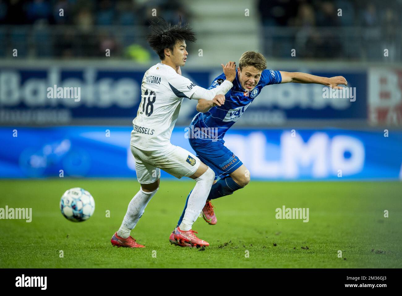 Union's Kaoru Mitoma and Gent's Matisse Samoise fight for the ball ...