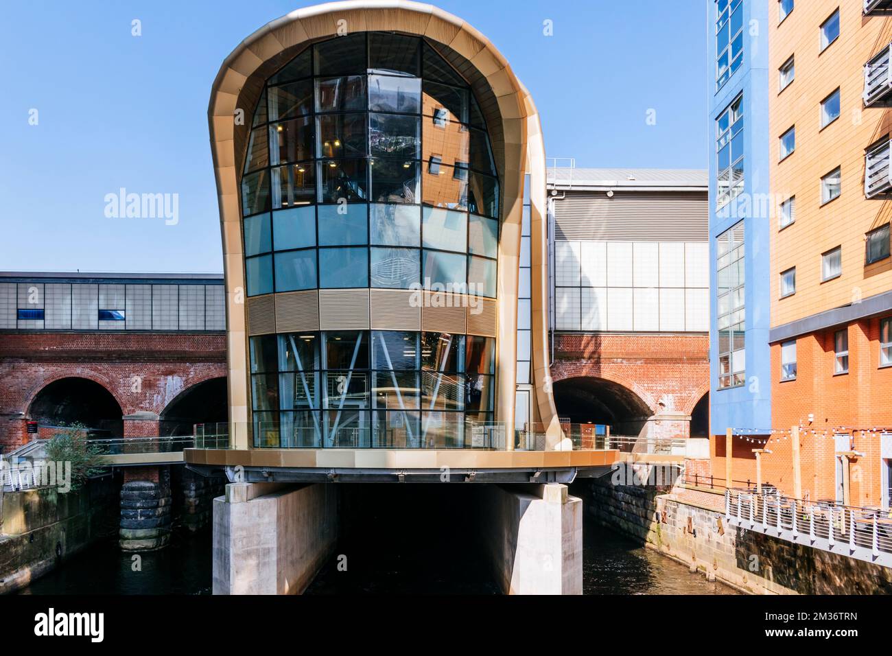 Leeds Station Southern Entrance over the river Aire. Leeds railway ...