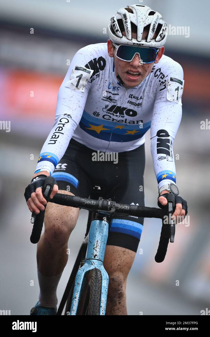 Belgian Aaron Dockx crosses the finish line at the junior men race of ...