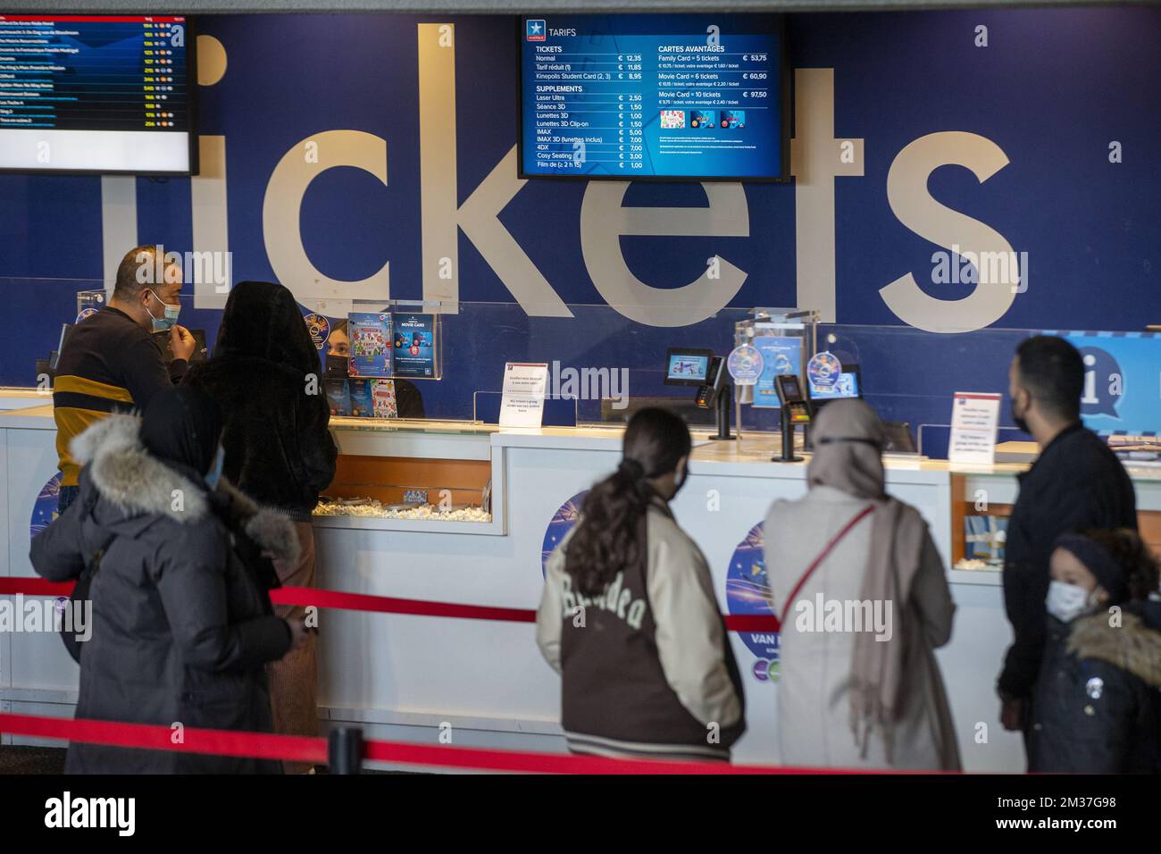 Queuing at movie theaters hi-res stock photography and images - Alamy