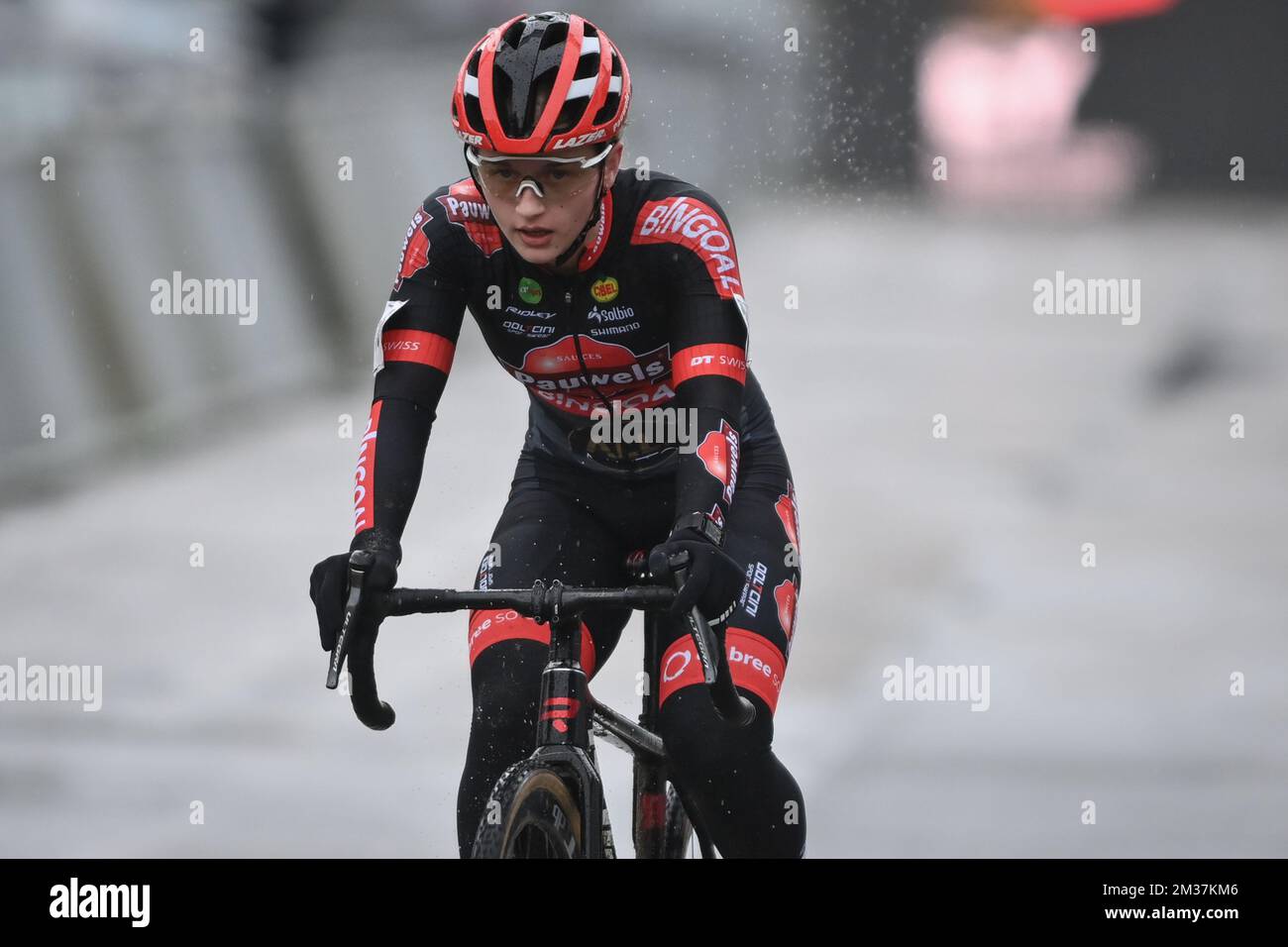 Belgian Fleur Moors crosses the finish line at the women's juniors race ...