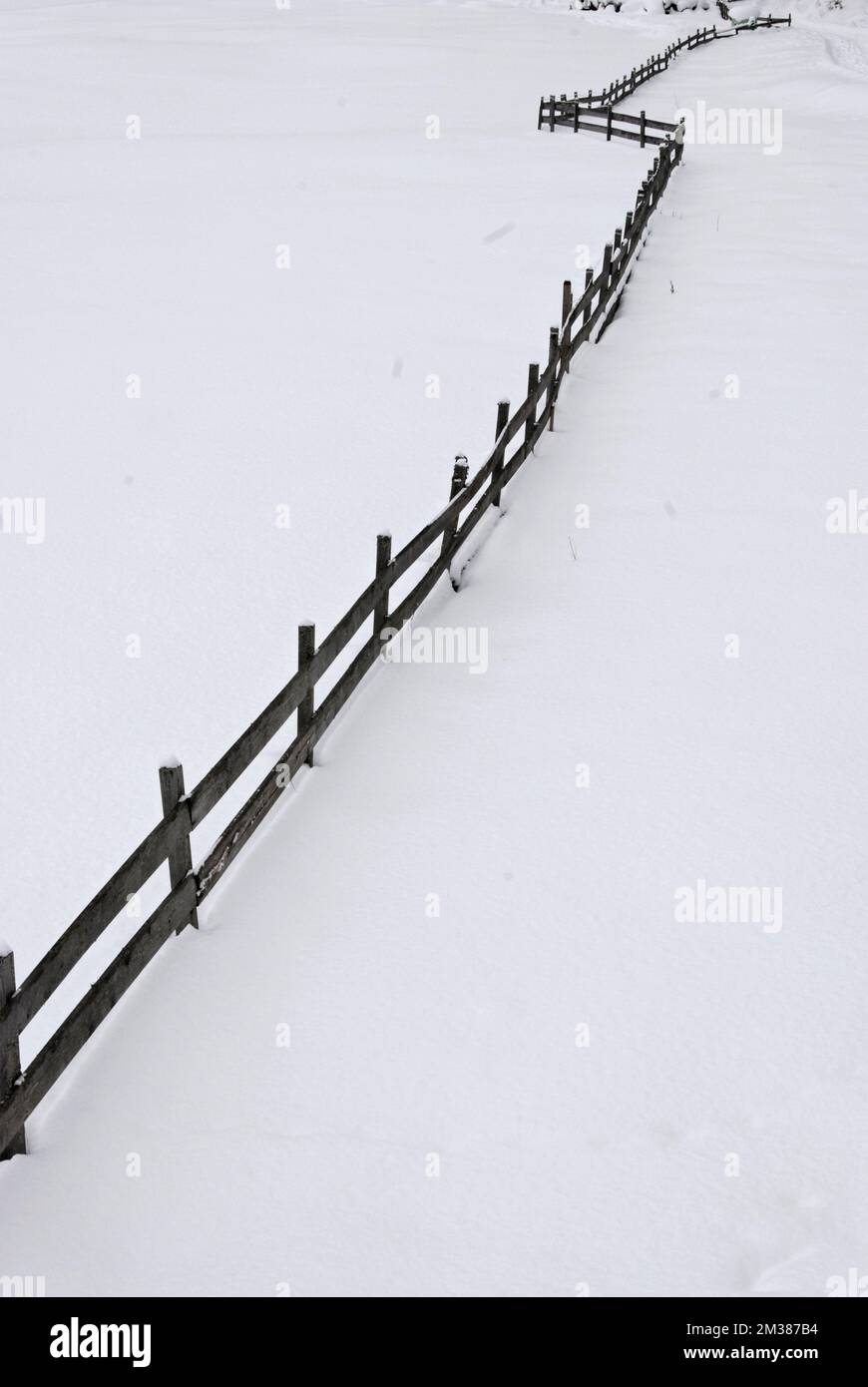Perimeter fence snow hi-res stock photography and images - Alamy