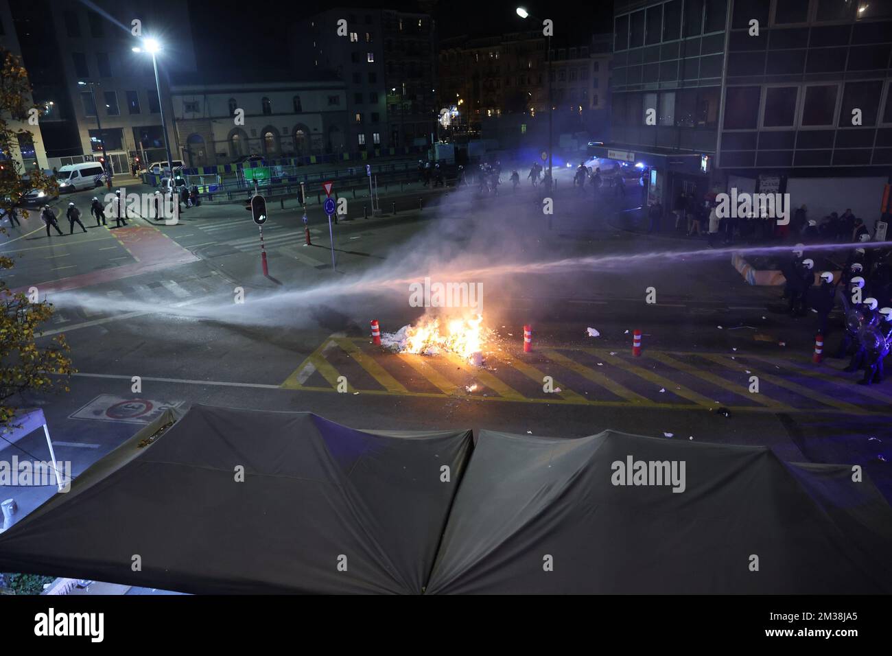 Illustration picture shows police, as small riots break out, in the ...