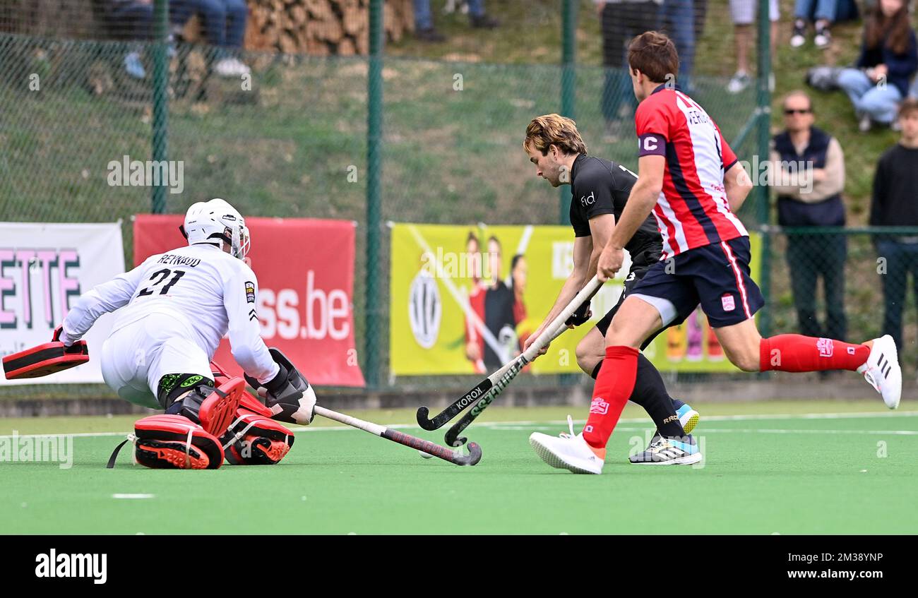 Leopold's goalkeeper Edgar Reynaud and Racing's Alexis Cayphas pictured ...