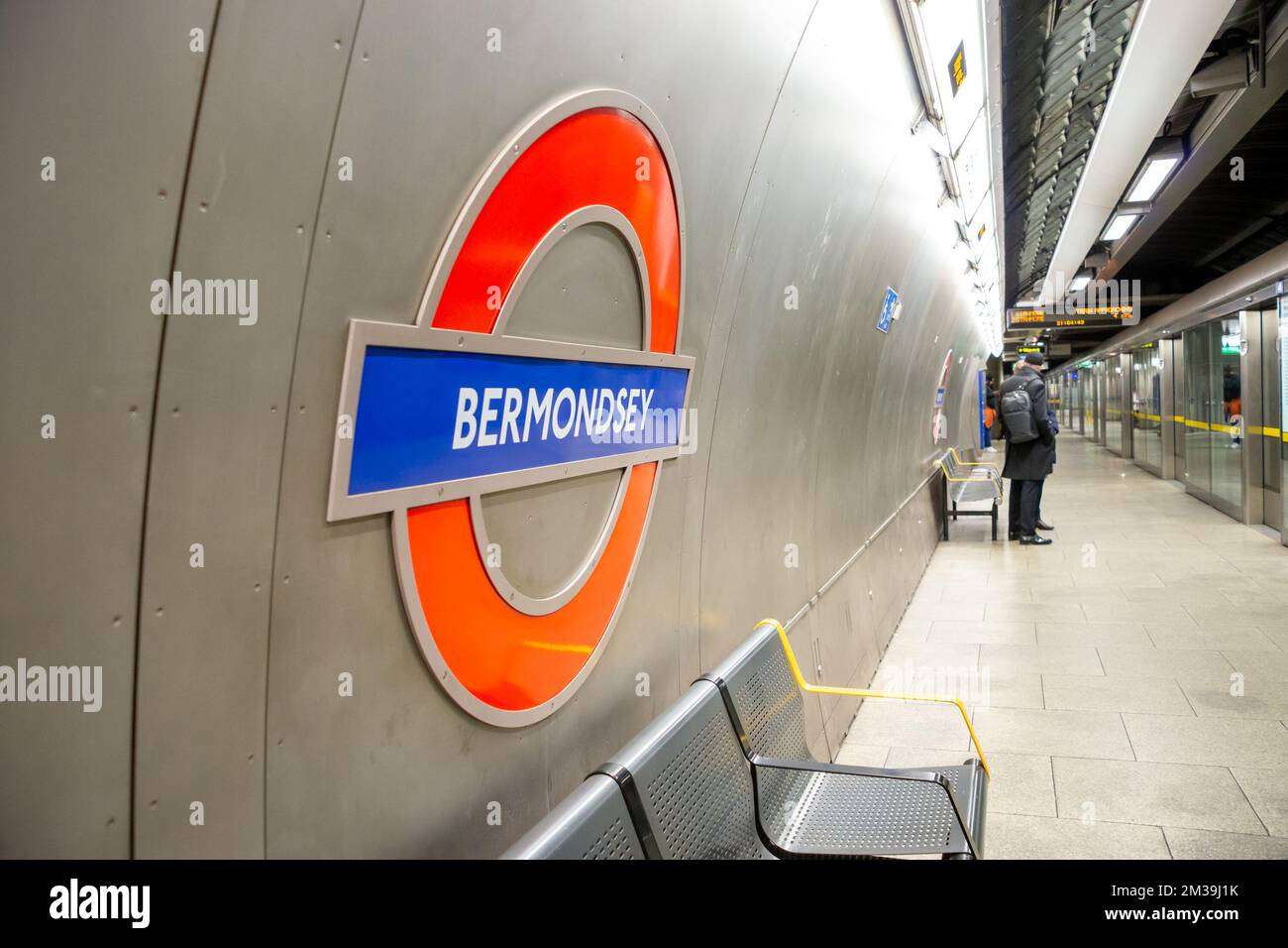 Jubilee line station platform hi-res stock photography and images - Alamy