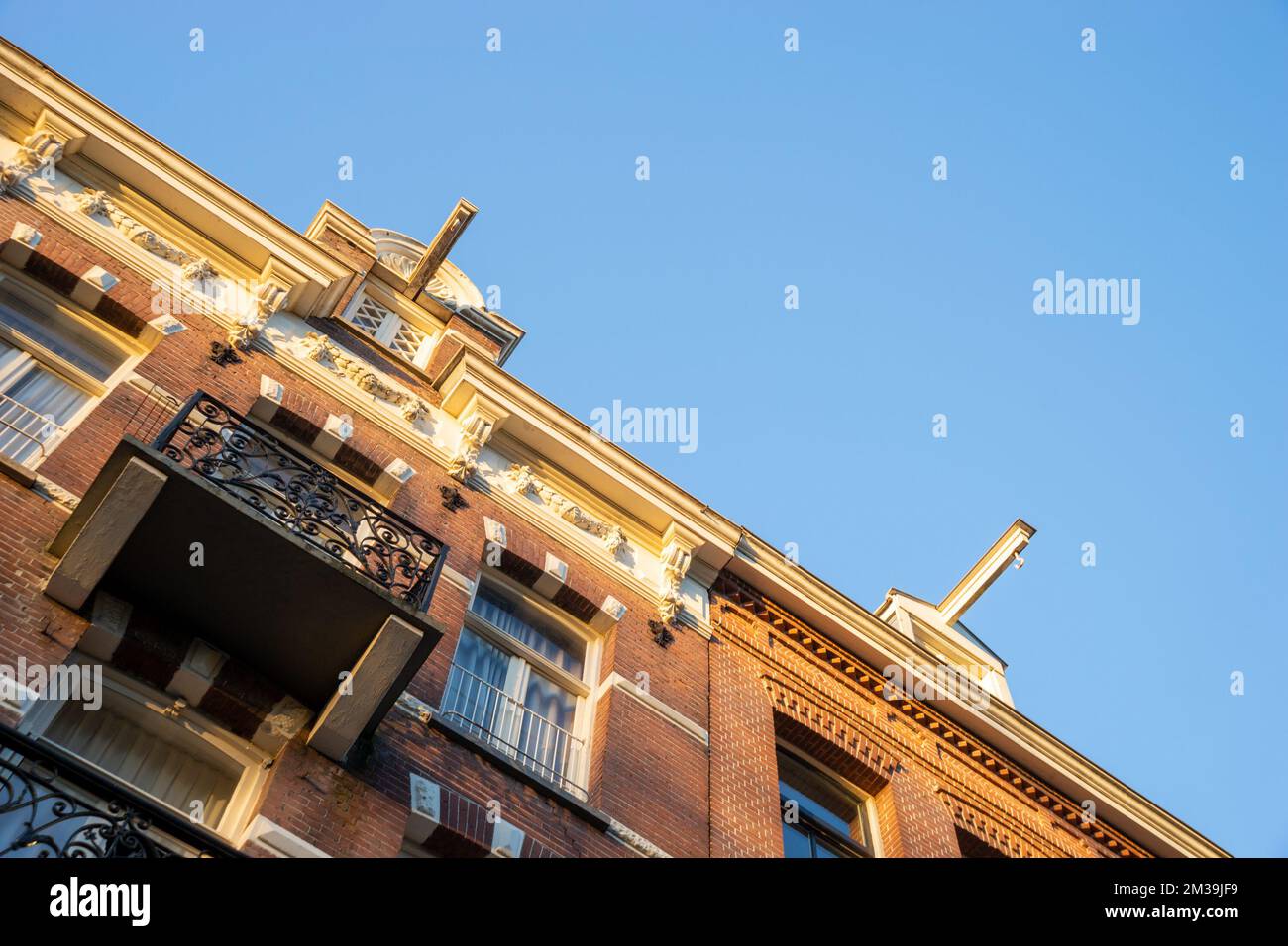 Amsterdam houses hooks hi-res stock photography and images - Alamy