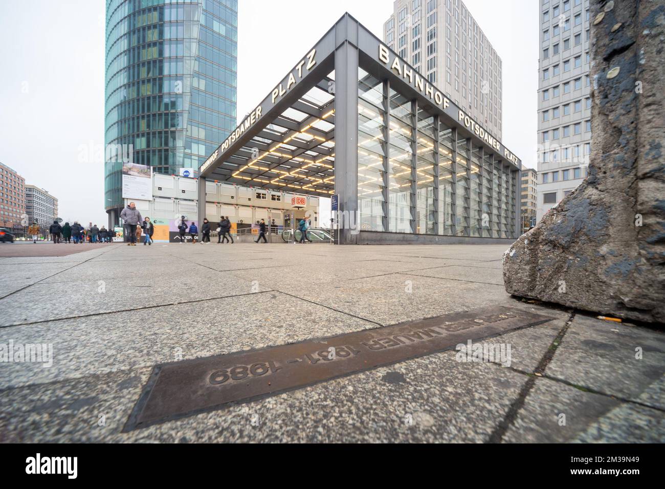 Berliner Mauer (Berlin Wall) 1961-1989 marker plaque at Bahnhof ...