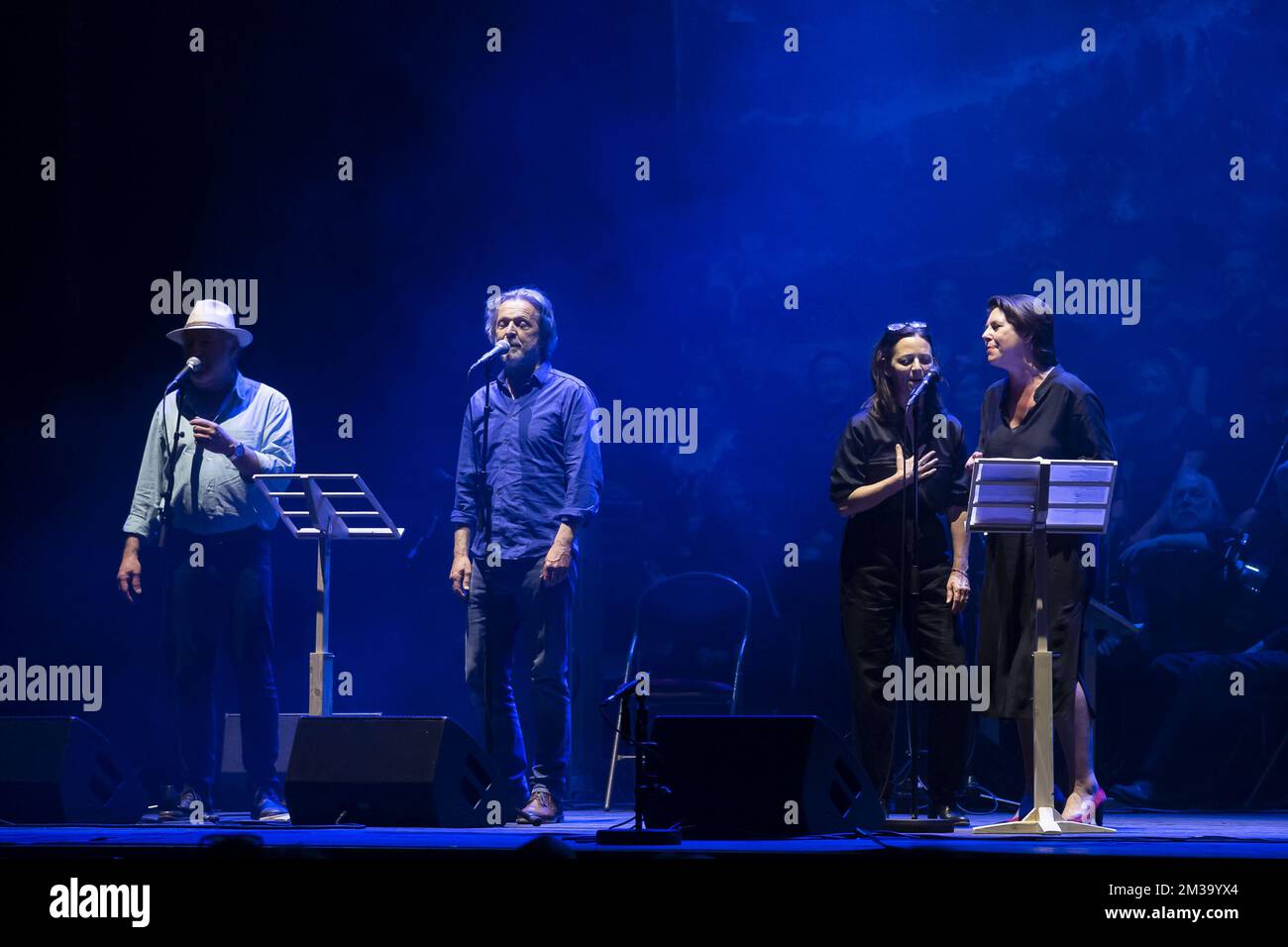 An unidentified singer, actor Lucas Van den Eynde, actress Els ...
