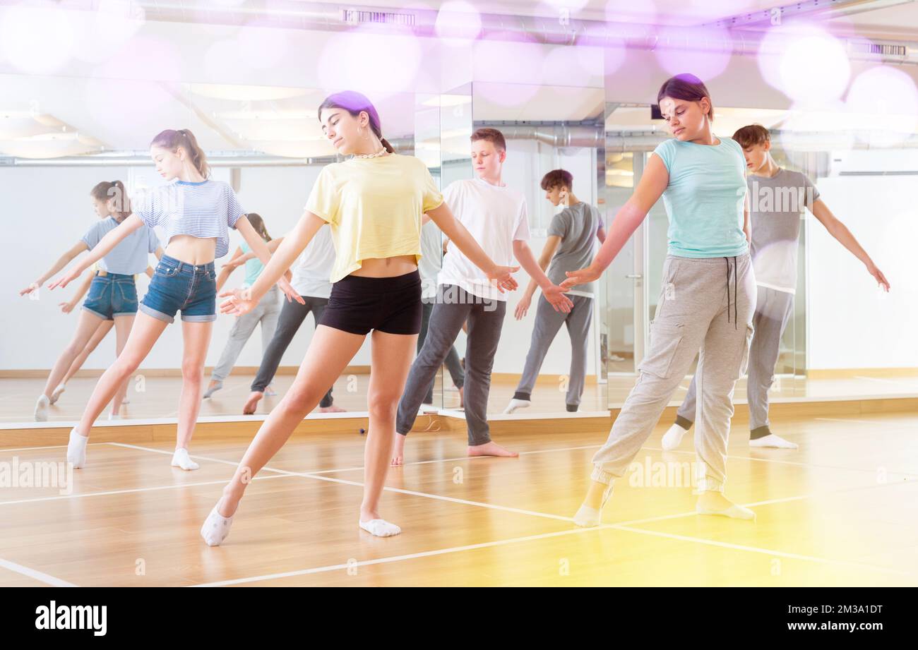 Teenage dancers practicing new dance in studio Stock Photo - Alamy