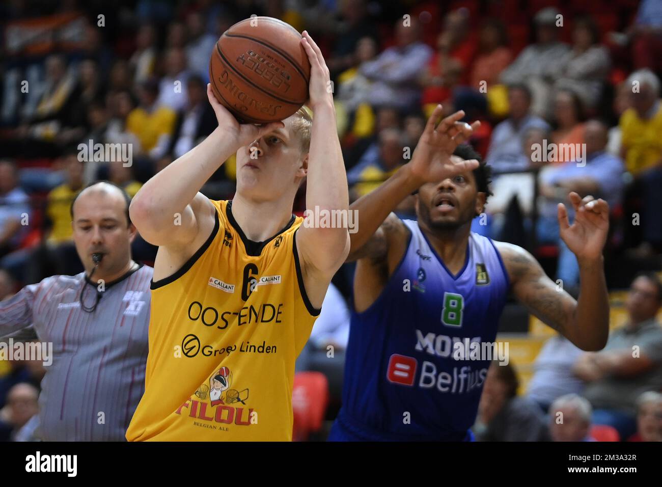 Oostende's Keye van der Vurst de Vries and Mons' Justin Cage pictured ...