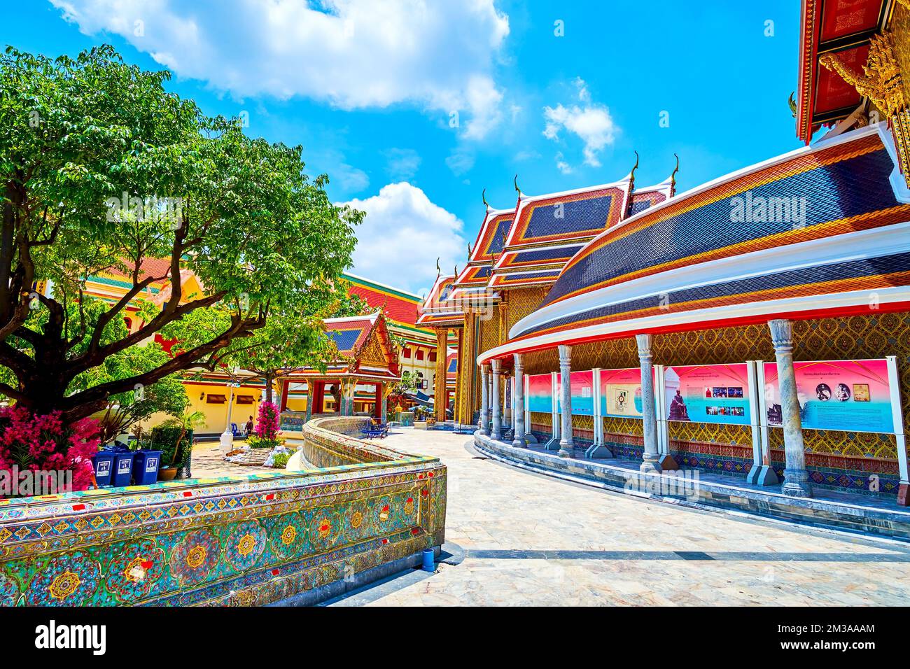 BANGKOK, THAILAND - APRIL 23, 2019: Walk along the circular courtyard ...
