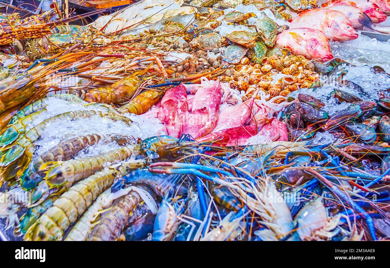 Variety of seafood and fresh fish on ice, Chinatown night market in ...