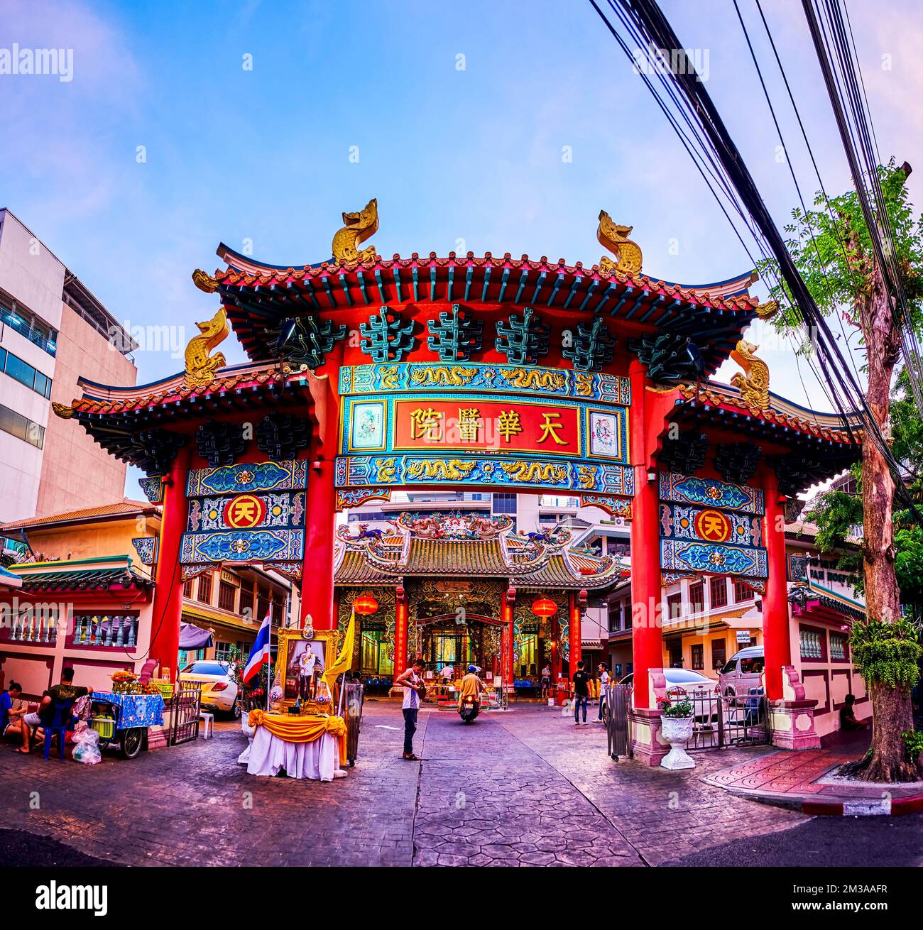 Old hospital gates hi-res stock photography and images - Alamy