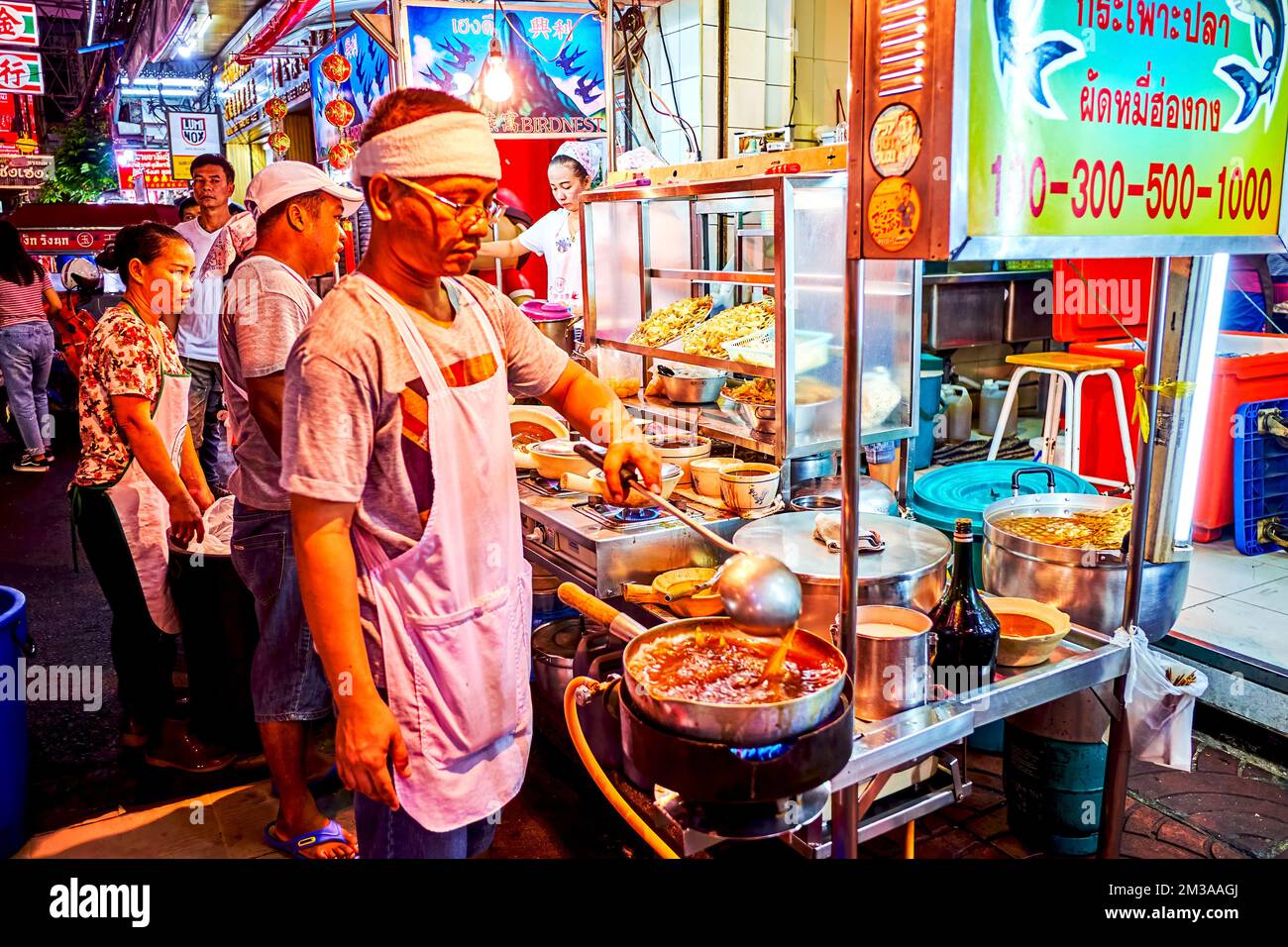 BANGKOK, THAILAND - APRIL 23, 2019: The cook of chinese restaurant ...