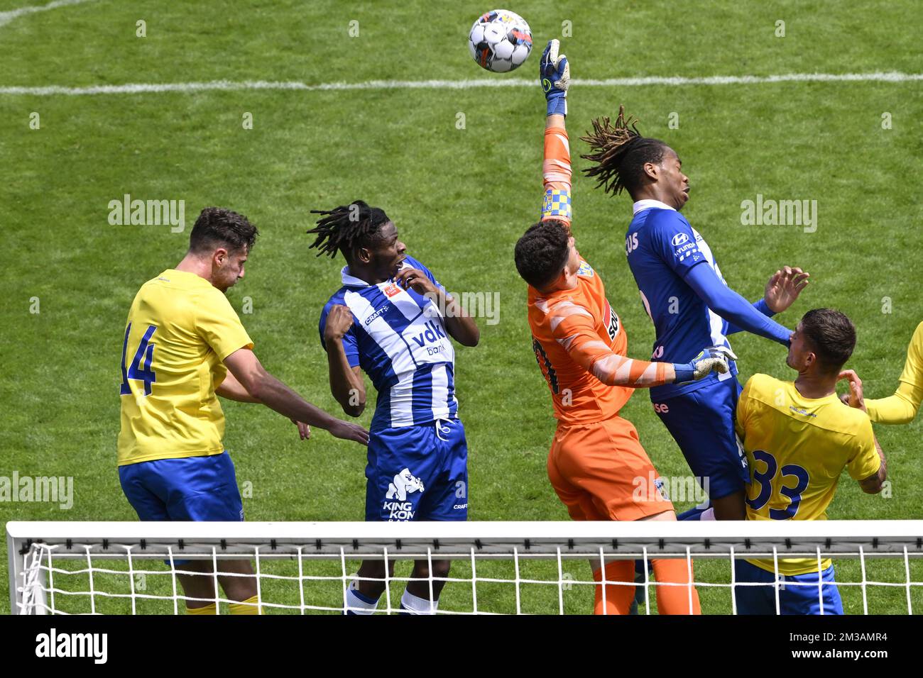 Gent's Justin Munezero and Westerlo's Nick Gillekens pictured in action ...