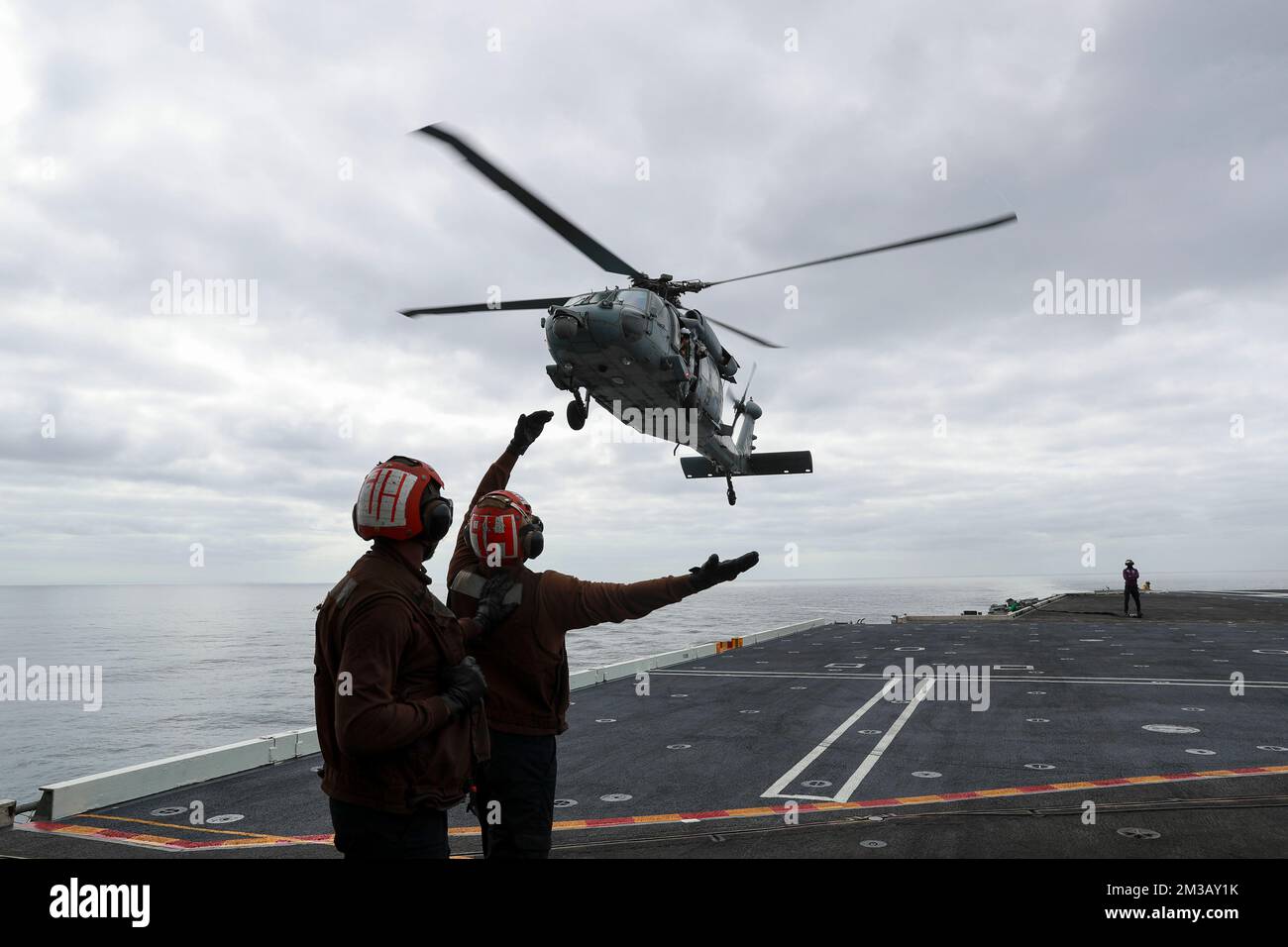 PACIFIC OCEAN (Oct. 1, 2022) Aviation Machinist’s Mate Airman Tyler ...