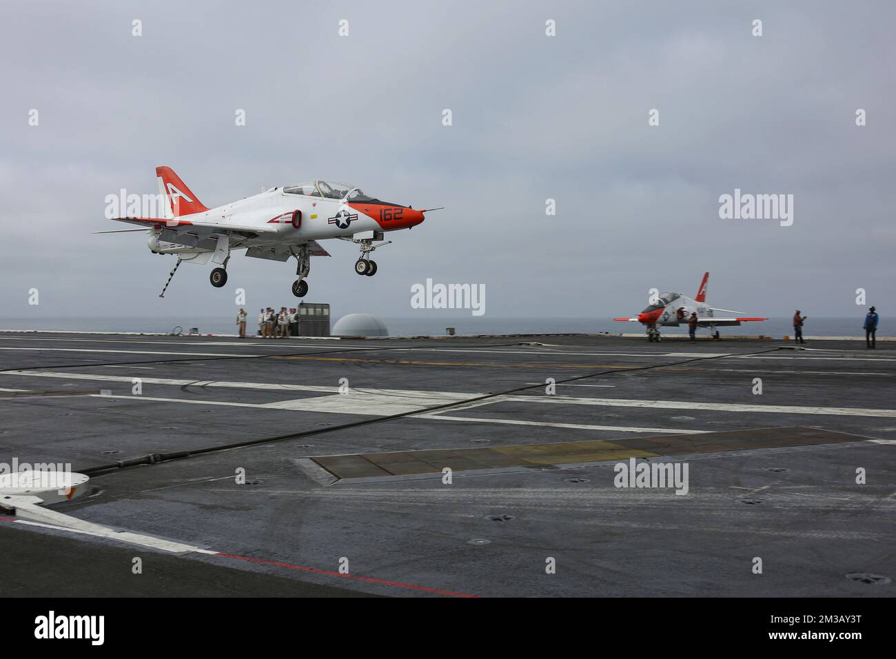 220928-N-MU675-2344 PACIFIC OCEAN (Sept. 28, 2022) A T-45C Goshawk ...