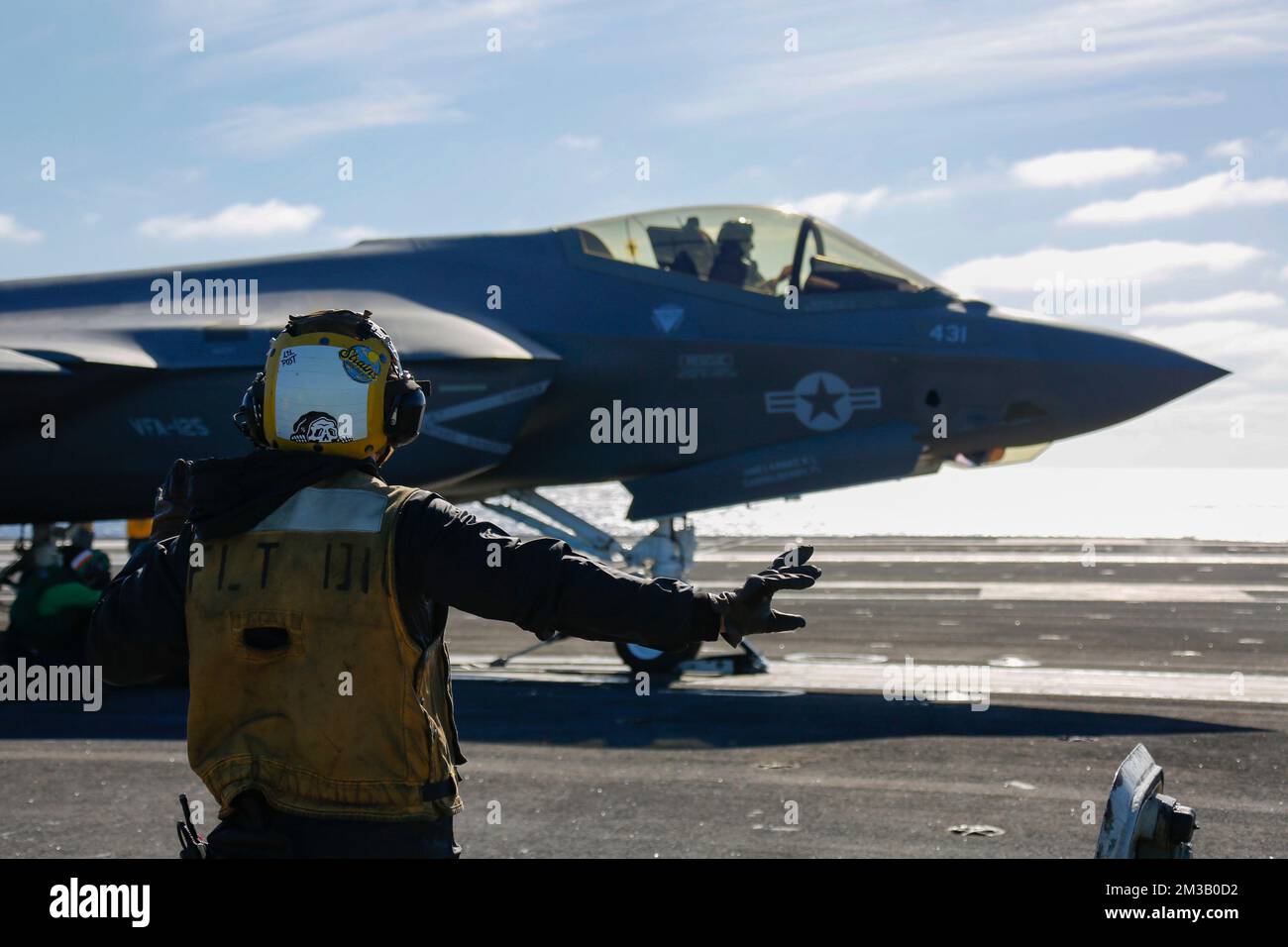 220922-N-MU675-1154 PACIFIC OCEAN (Sept. 22, 2022) Aviation Boatswain’s Mate (Handling) Airman ...