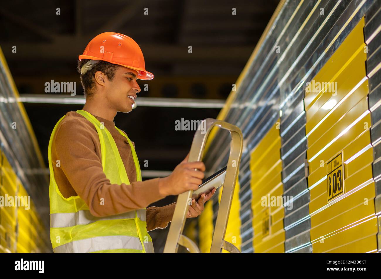 Warehouse worker with digital tablet doing inventory online Stock Photo ...