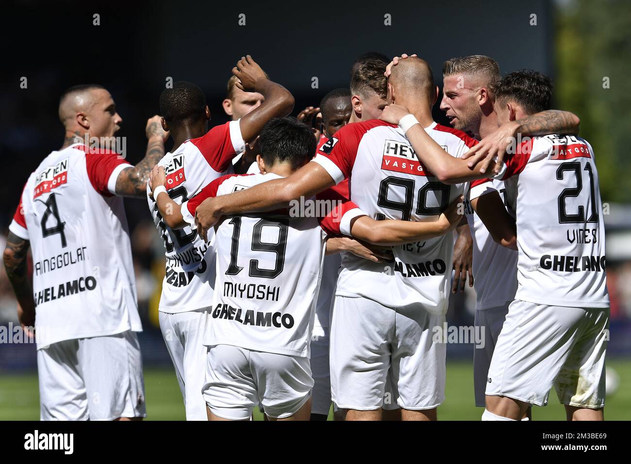 Antwerp's Radja Nainggolan, Antwerp's Koji Miyoshi, Antwerp's Michael ...