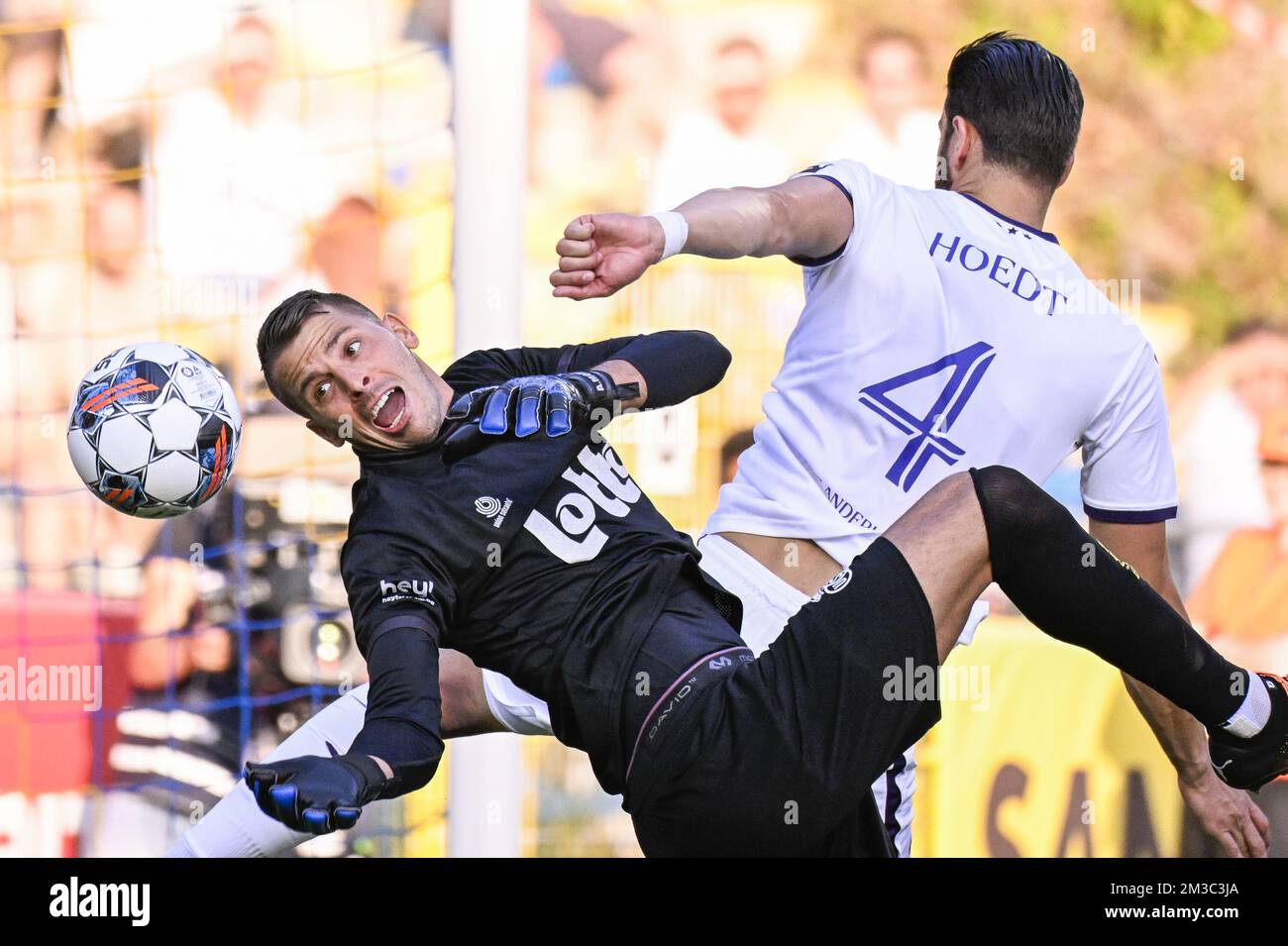 Union's goalkeeper Anthony Moris and Anderlecht's Wesley Hoedt fight ...