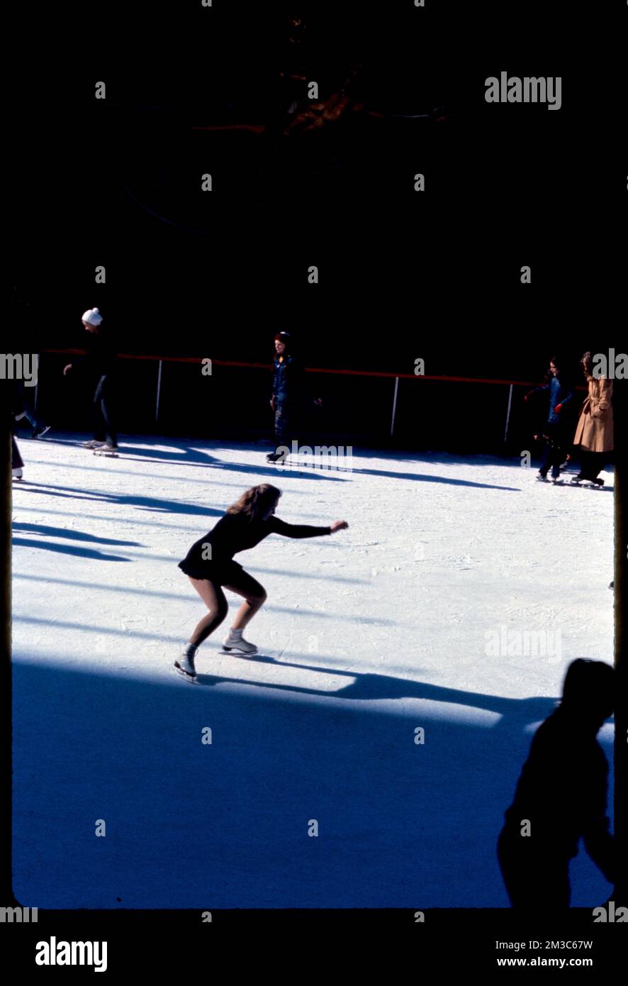 Ice skating rink, Rockefeller Center, Manhattan, New York , Ice skating ...