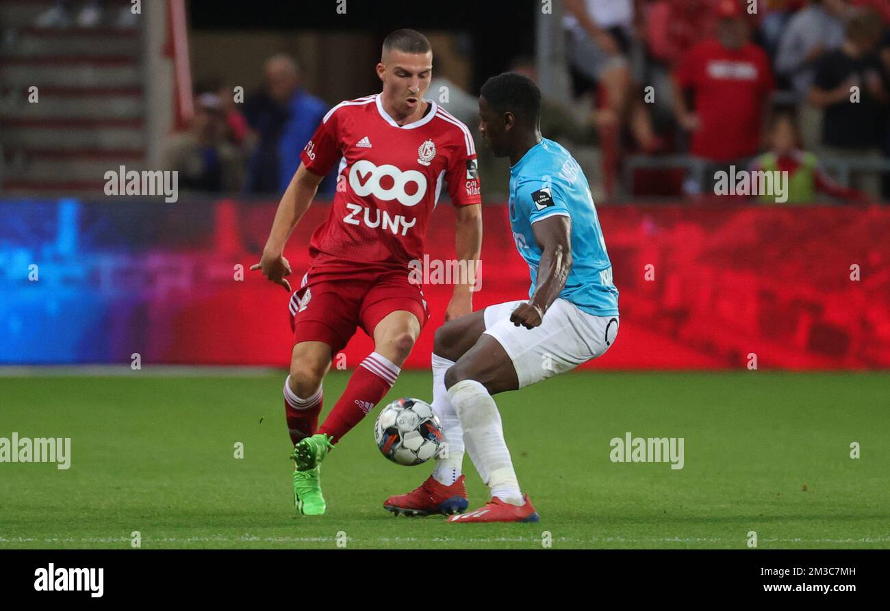 Standard's Osher Davida fights for the ball during a soccer match ...