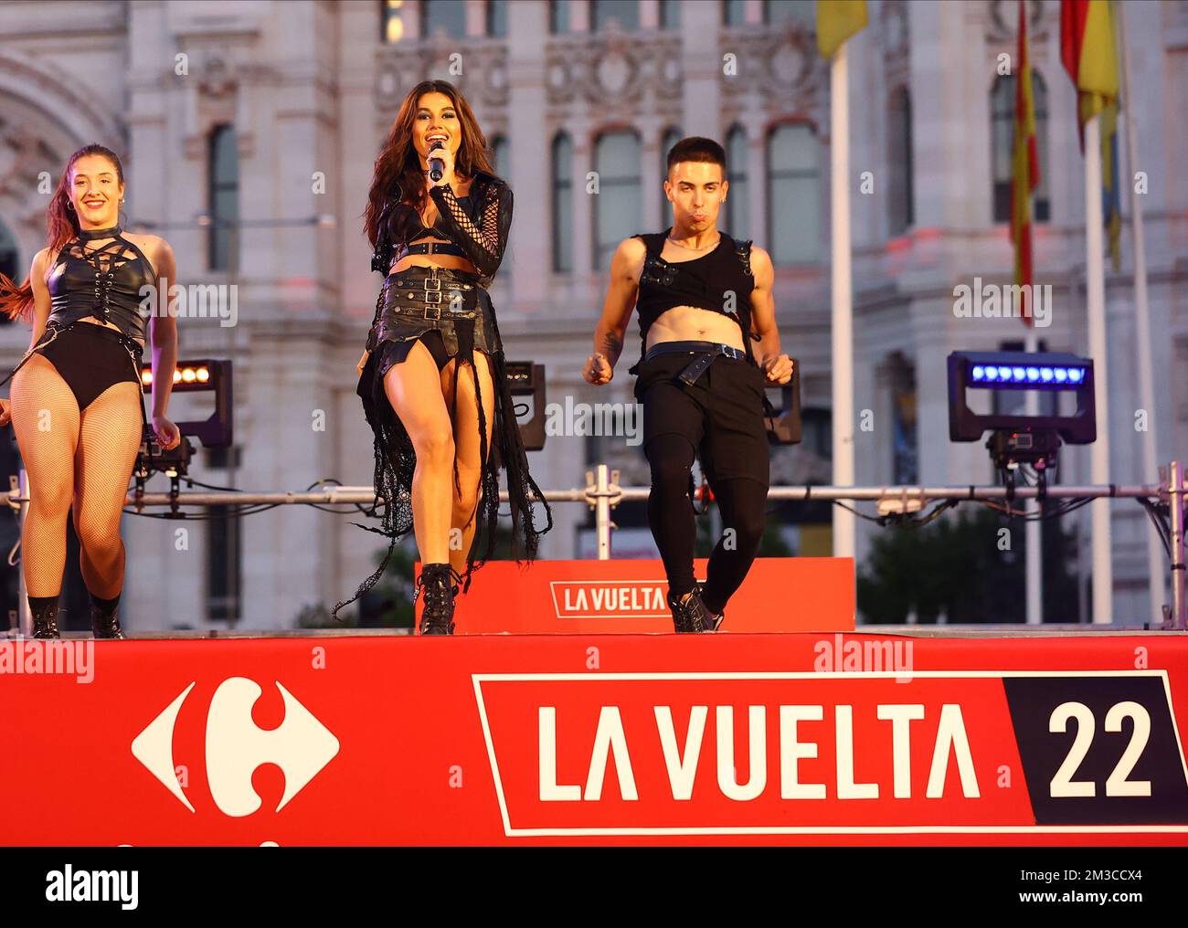Lorena Medina sings the official Vuelta song ahead of the podium ...