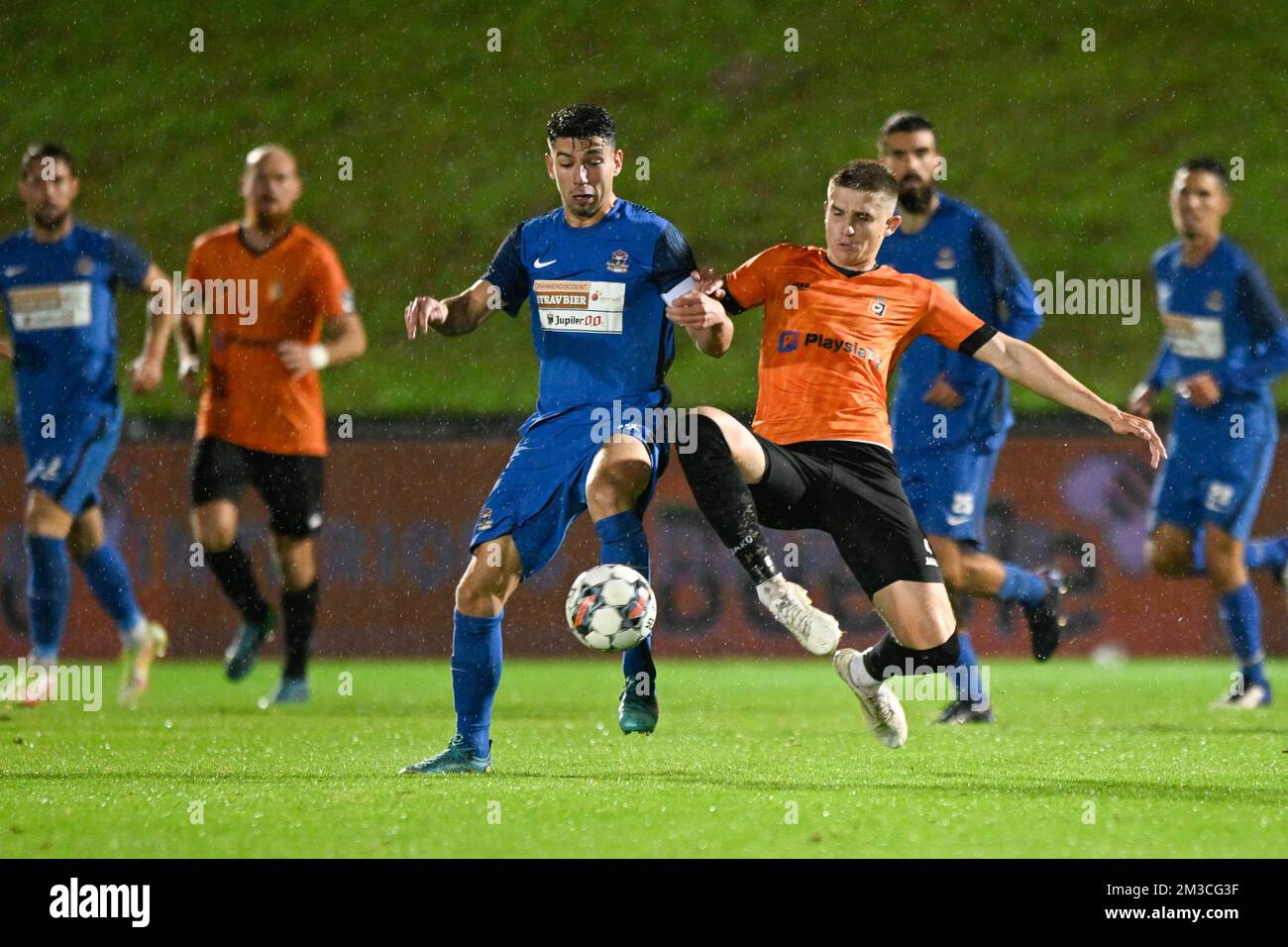 Dender's Lennard Hens and Deinze's Liam Fraser fight for the ball ...