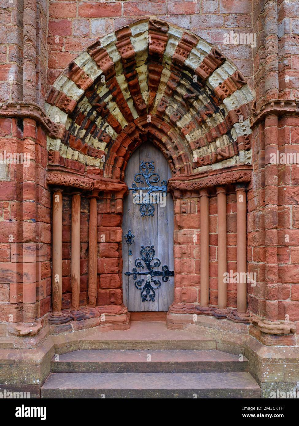 Side door gothic cathedral hi-res stock photography and images - Alamy