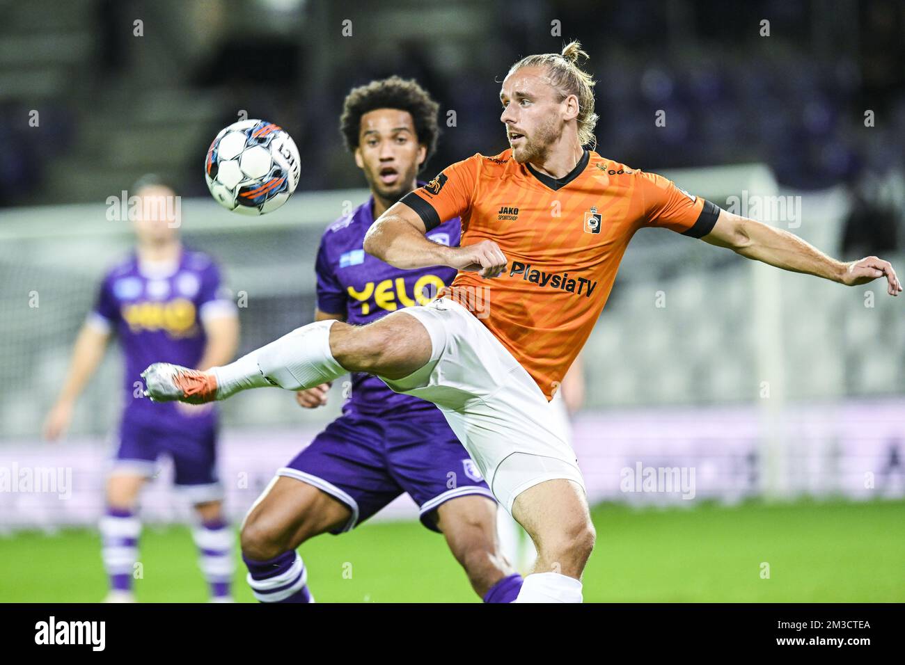 Beerschot's Ryan Sanusi and Deinze's Alessio Staelens pictured in ...
