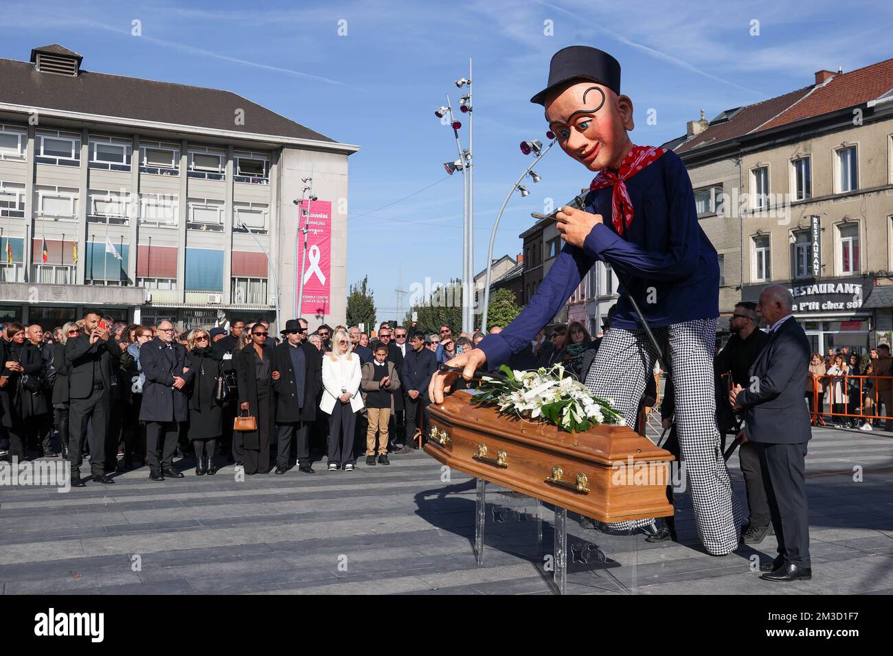 Illustration shows Decrocher la lune main character, Sancho, touch the ...