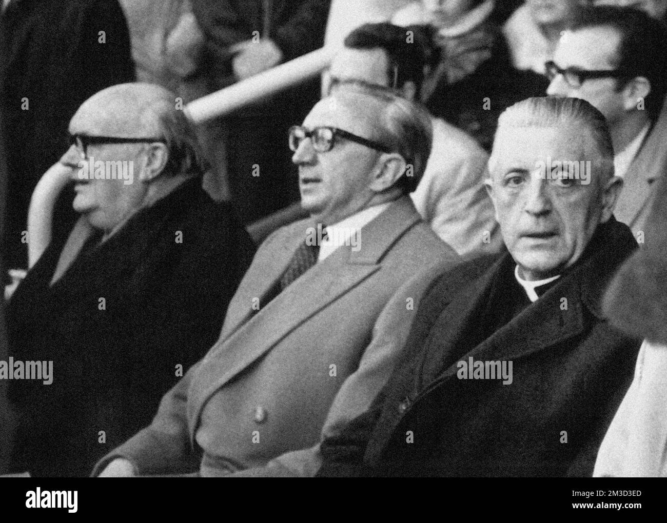 Cardinal Leo Joseph Suenens, Brussels Mayor Henri Simonet and Paul ...