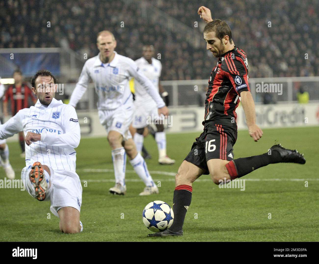 Mathieu Flamini (R) of AC Milan battles for the ball with Cedric ...
