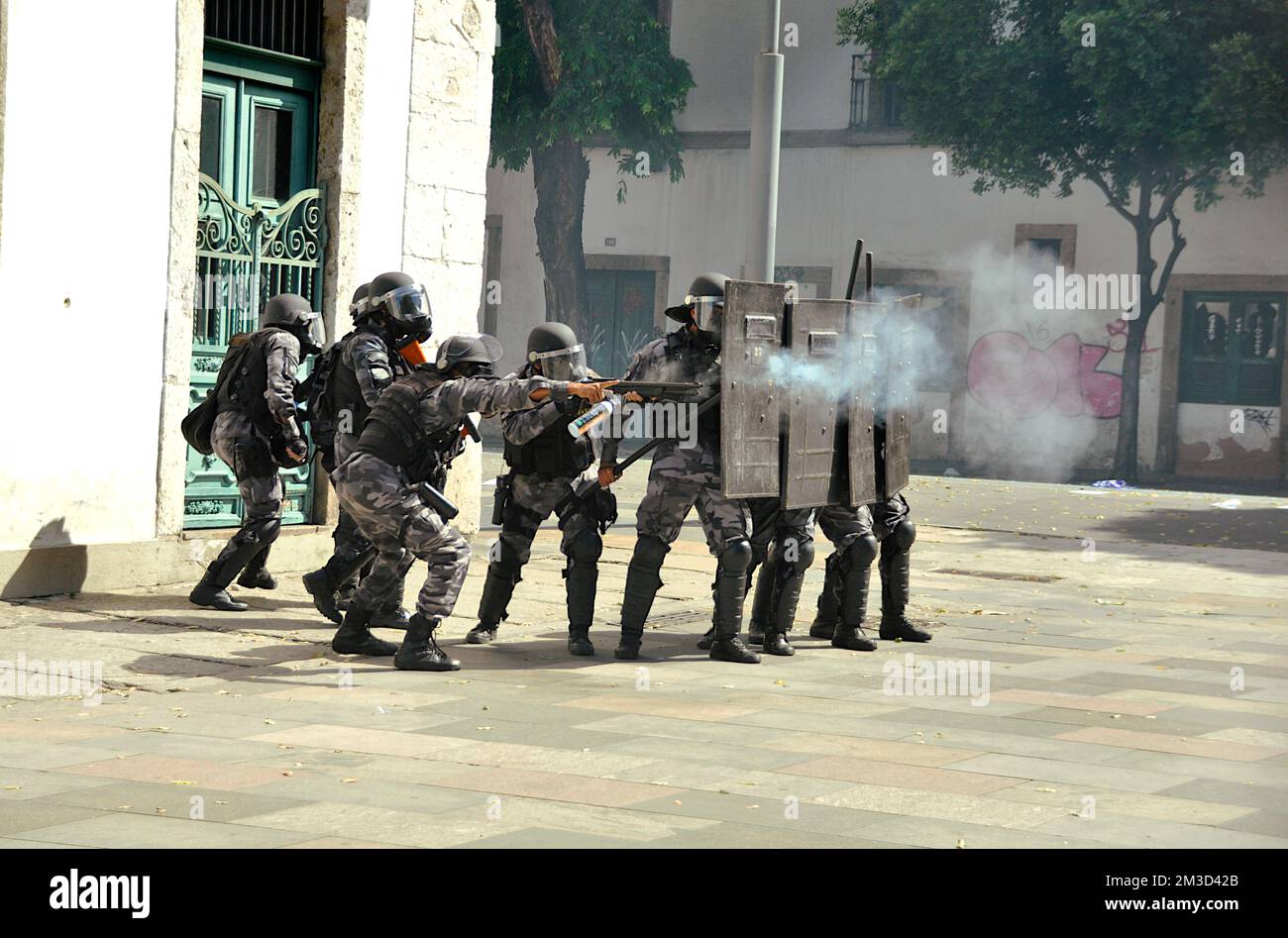 Military police in rio de janeiro shooting at protesters during ...