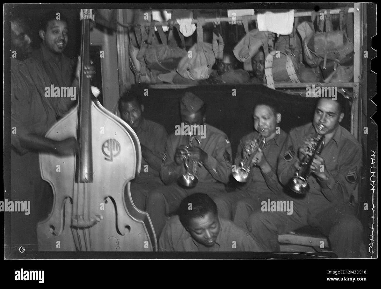 'Jam' group on train en route to Ariz. , Soldiers, Military bands ...