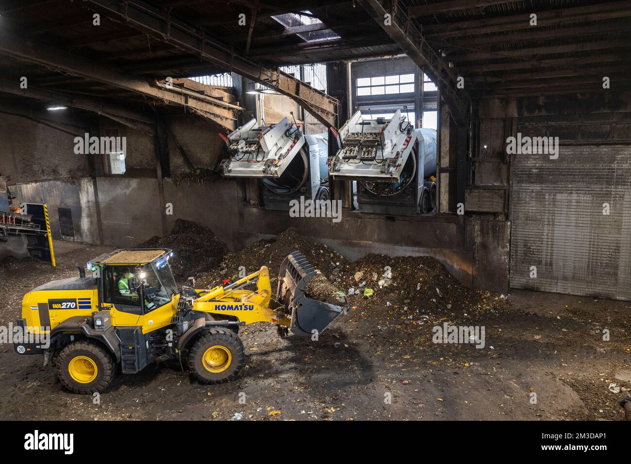PRODUCTION - 13 December 2022, Hessen, Frankfurt/Main: Two garbage ...