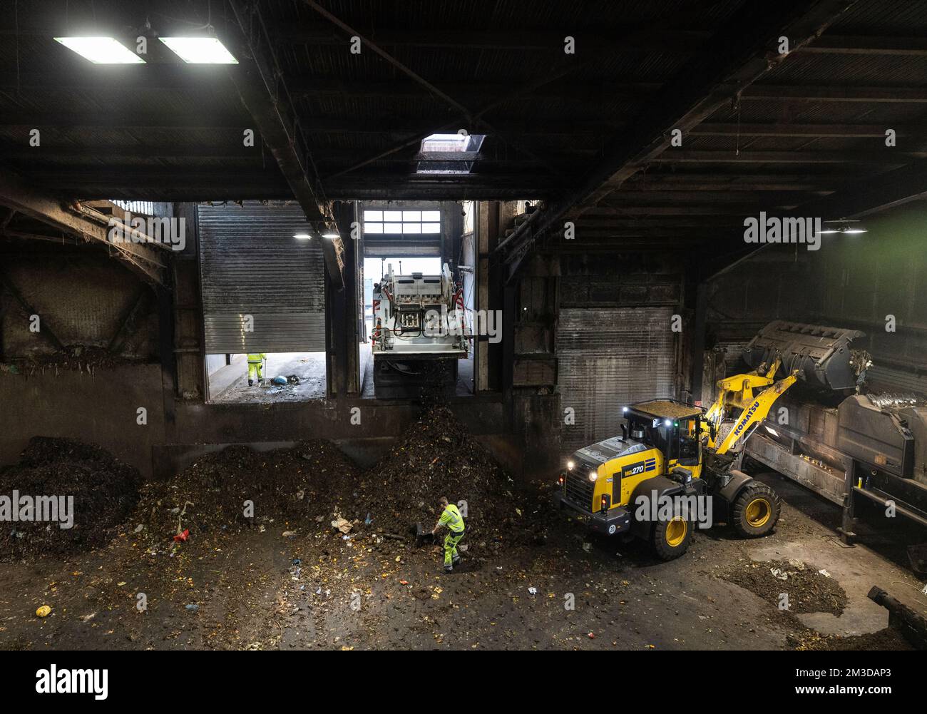PRODUCTION - 13 December 2022, Hessen, Frankfurt/Main: A garbage truck ...