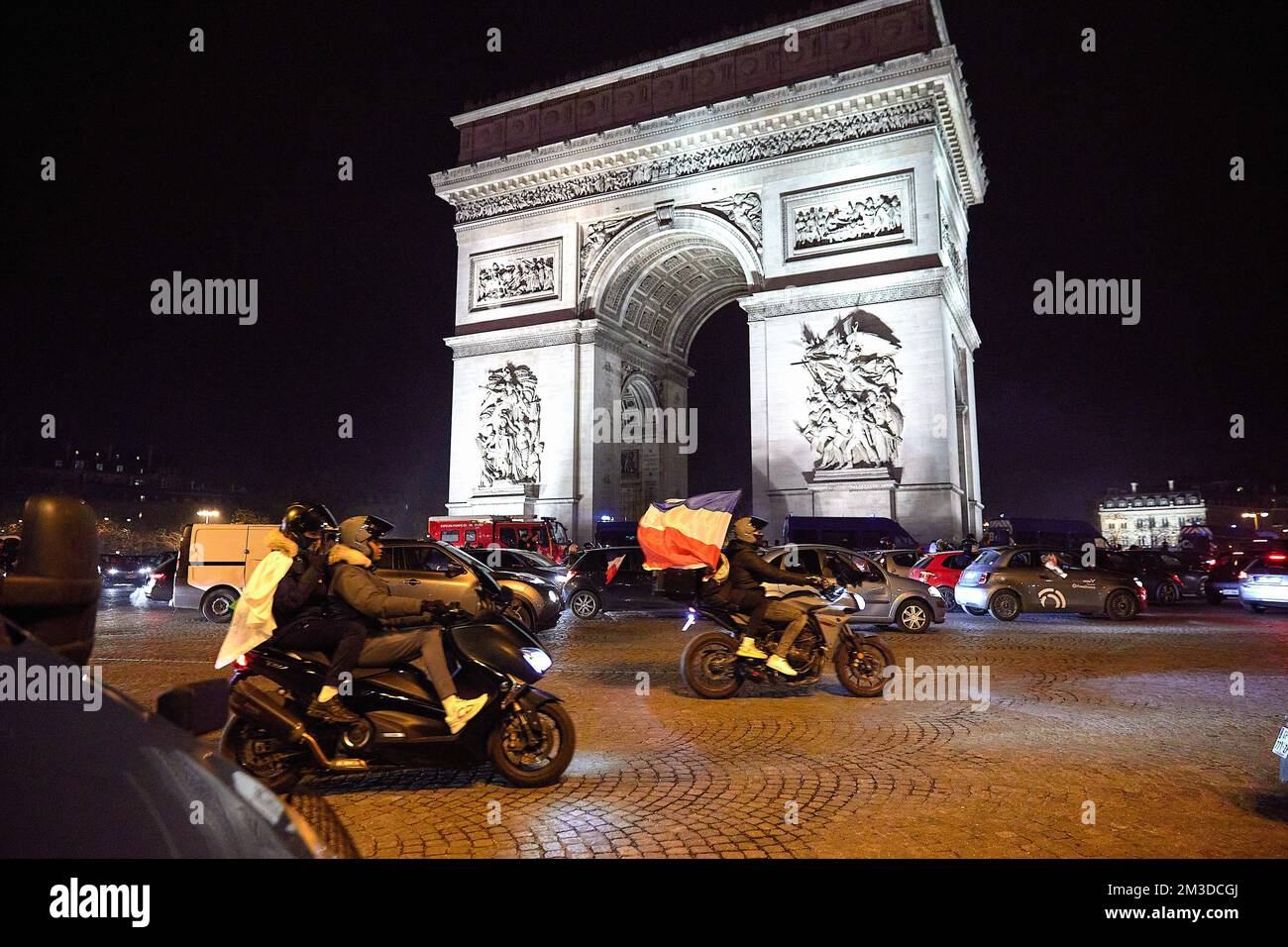 Paris, France. 14th Dec, 2022. Motorcycles drive in front of the Arc de ...