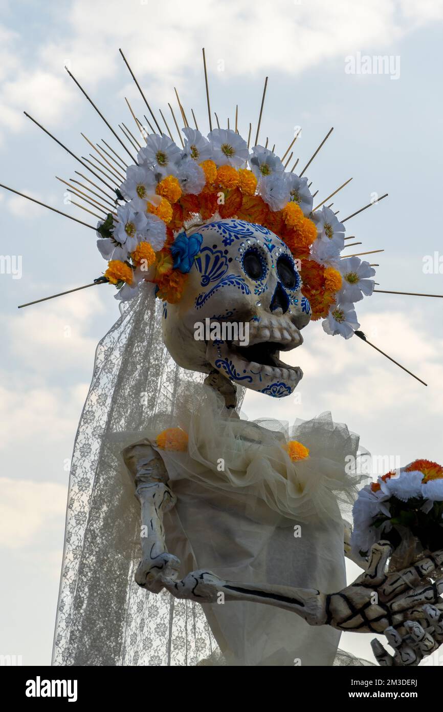 Playing dead woman hi-res stock photography and images - Alamy