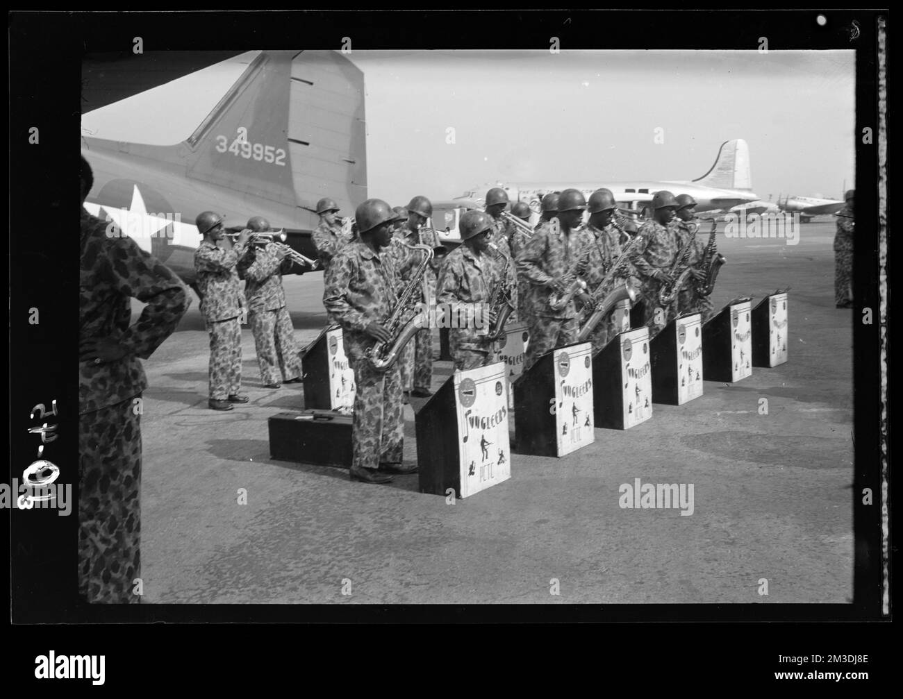 Jungleers at Hamilton Field , Soldiers, Military bands, Airplanes ...