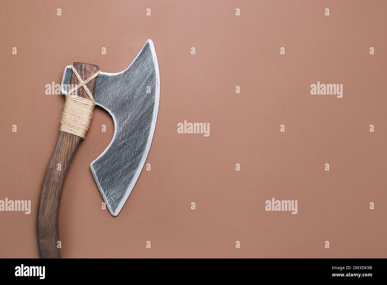 Ax on brown background, top view Stock Photo - Alamy