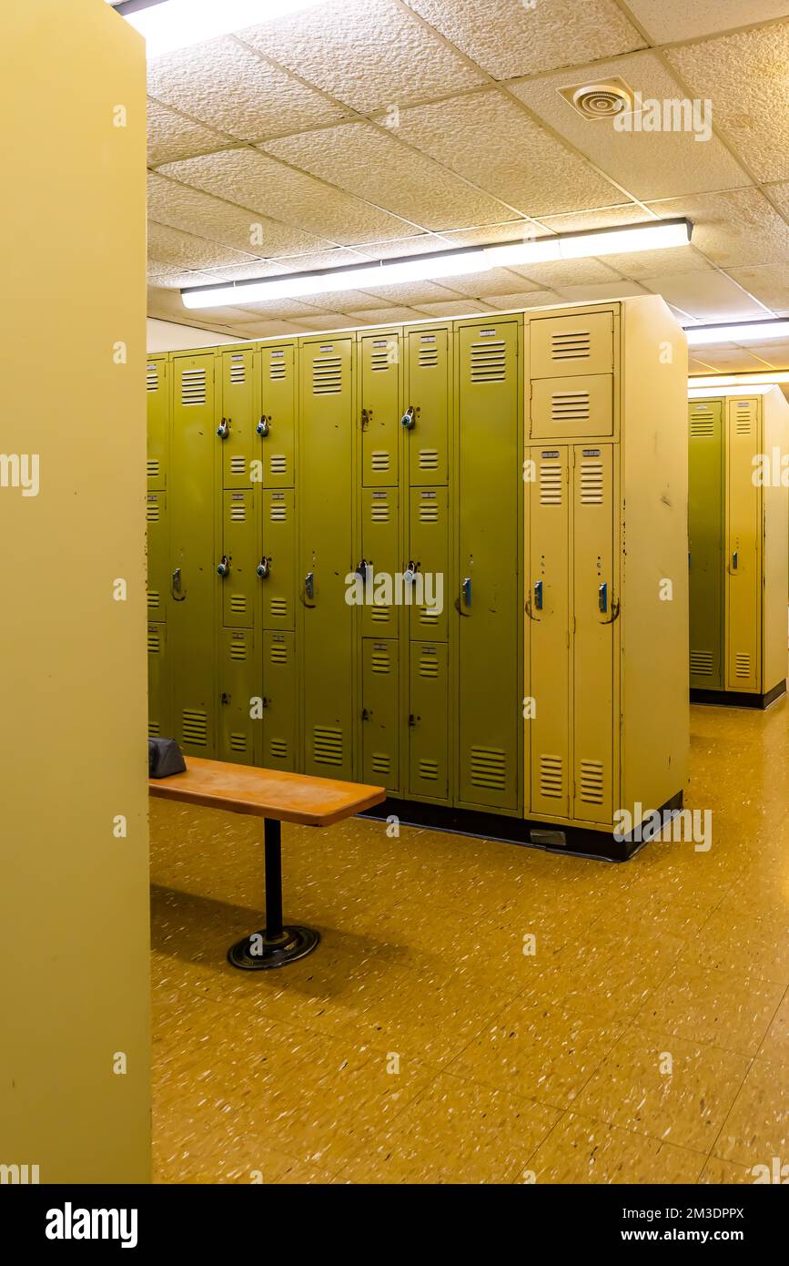 Row of ceiling lights hi-res stock photography and images - Alamy