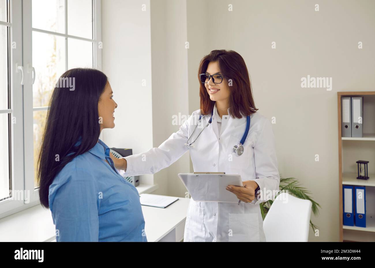 Smiling patient hospital hi-res stock photography and images - Alamy