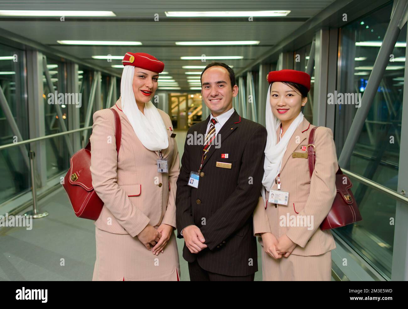 Emirates cabin crew male female hi-res stock photography and images - Alamy