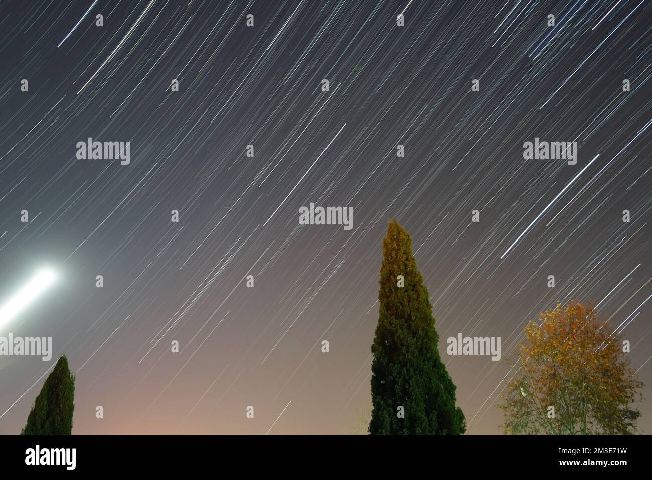 Pictures of star trails hi-res stock photography and images - Alamy